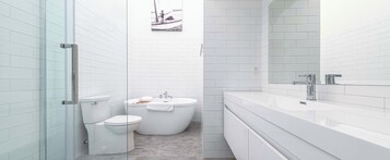 Suite Signature, 1 cama king-size e sofá-cama, junto ao jardim | Casa de banho | Um polibã, artigos de higiene pessoal grátis, um secador de cabelo