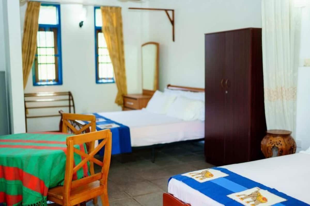 Com decoração personalizada, com mobília individualizada, secretária