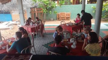 2 restaurantes: opção de café da manhã, almoço e jantar