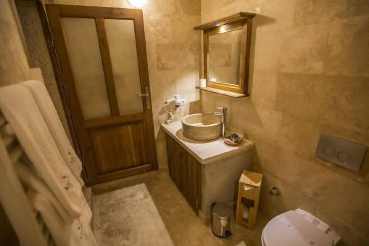 Banheiro | Chuveiro, chuveiro com efeito de chuva, produtos de toalete grátis