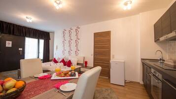 Suite, varanda (Duplex) | Cozinha privada | Um frigorífico, um micro-ondas, um forno, uma placa de cozinha