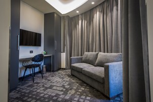 Quarto premium | Cofres nos quartos, escrivaninha, cortinas blackout