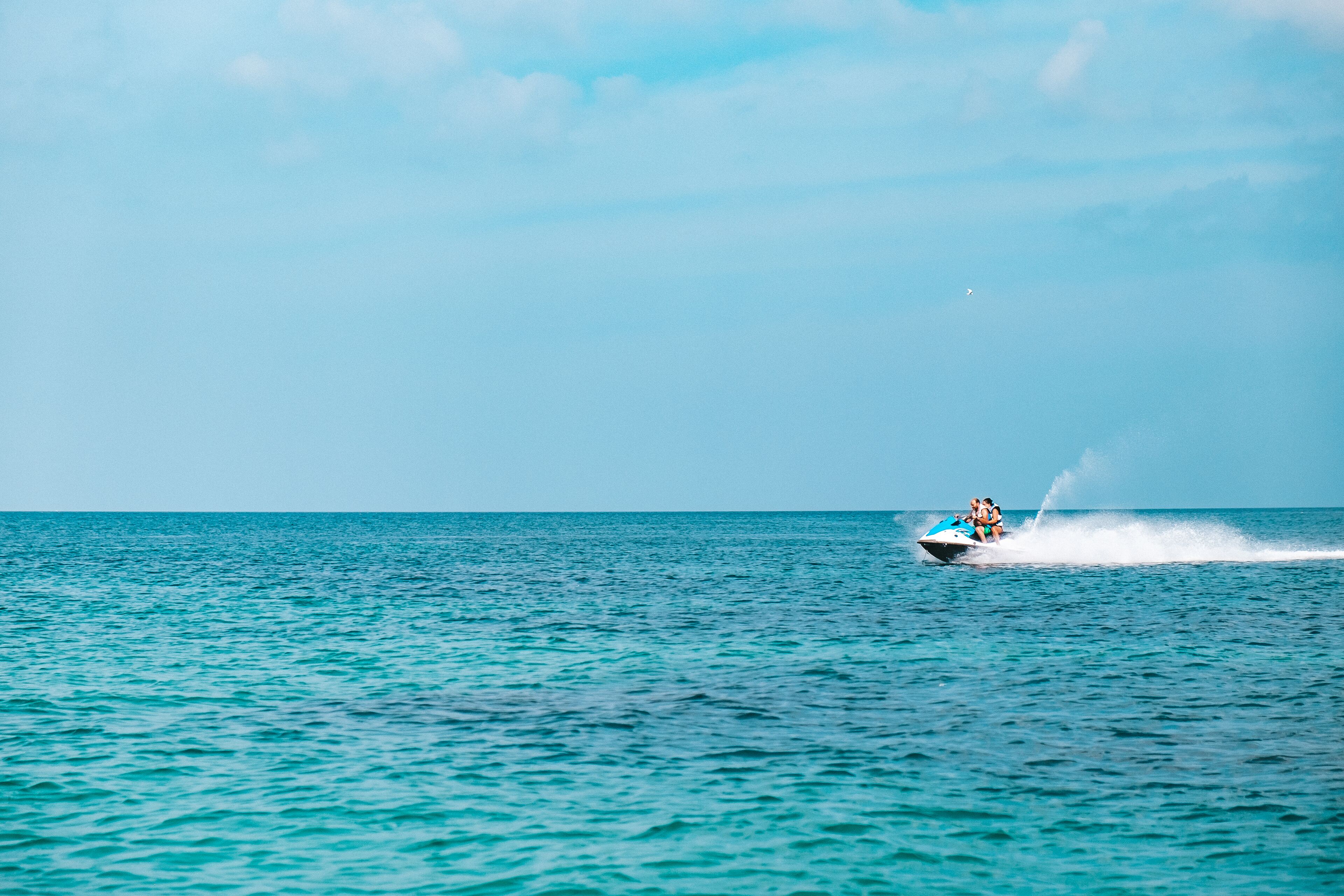 Um jet ski em um mar calmo sob um céu claro.