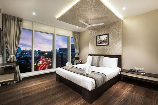 Quarto Superior | Roupa de alta qualidade, cofre no quarto, secretária