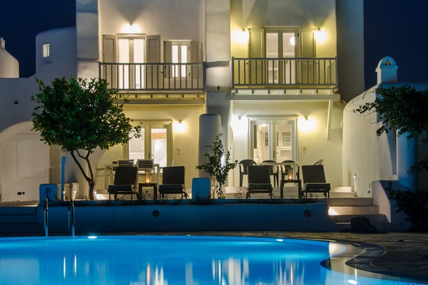 Piscina externa, guarda-sóis, espreguiçadeiras