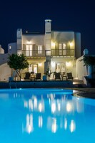 Piscina externa, guarda-sóis, espreguiçadeiras