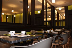 Pequeno-almoço tipo buffet diário (17 EUR por pessoa) 