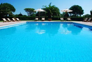Piscina exterior, espreguiçadeiras 