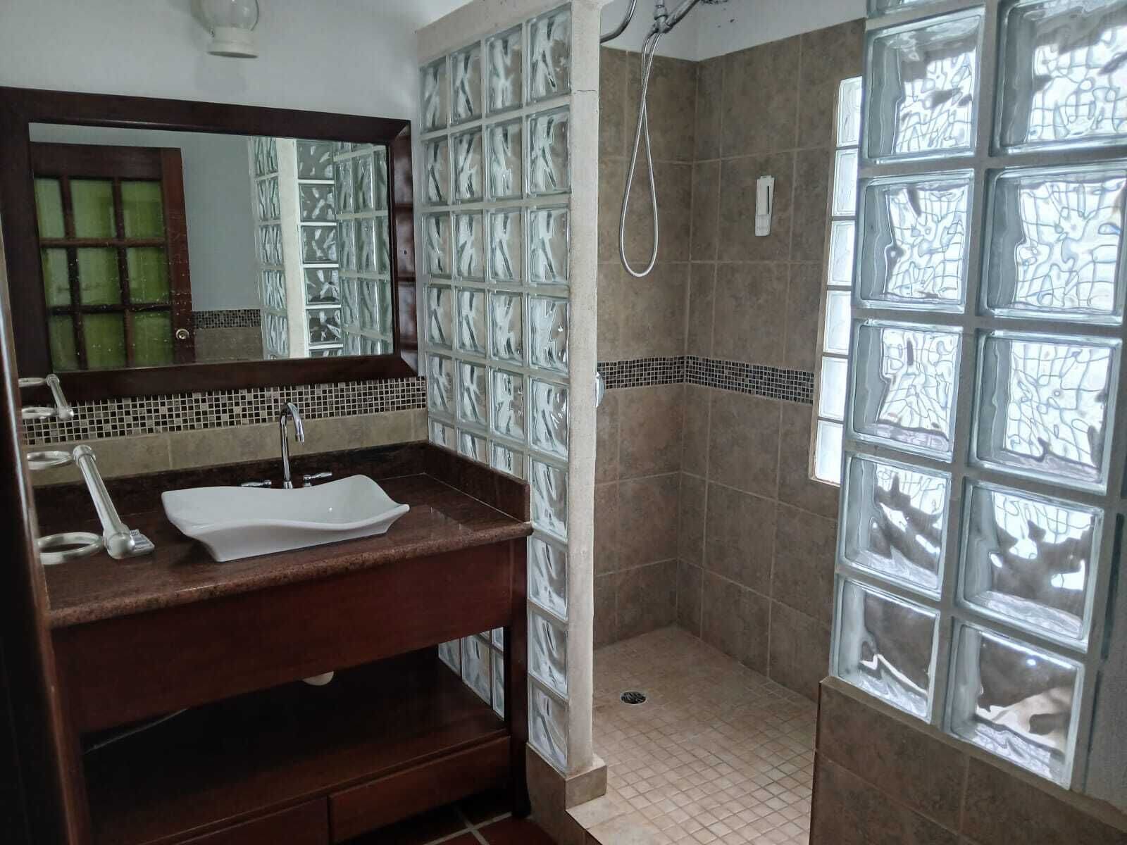 Estúdio conforto | Banheiro | Chuveiro, chuveiro com efeito de chuva, toalhas de banho, sabonete