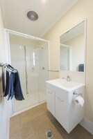 Cabine, 2 quartos, 2 casas de banho | Casa de banho | Toalhas fornecidas, sabão 