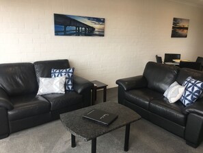 Apartamento, 1 quarto | Área de estar | TV de tela plana