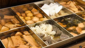 Exposição de alimentos com diversos itens em compartimentos distintos.