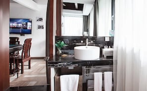 Suíte, vista para a montanha (west lake cottage) | Banheiro | Produtos de toalete grátis, secador de cabelo, roupões de banho