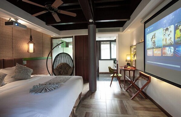 Quarto casal luxo | Roupas de cama premium, cofres nos quartos, escrivaninha