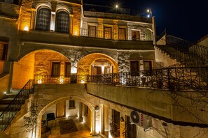 Fachada da propriedade à noite