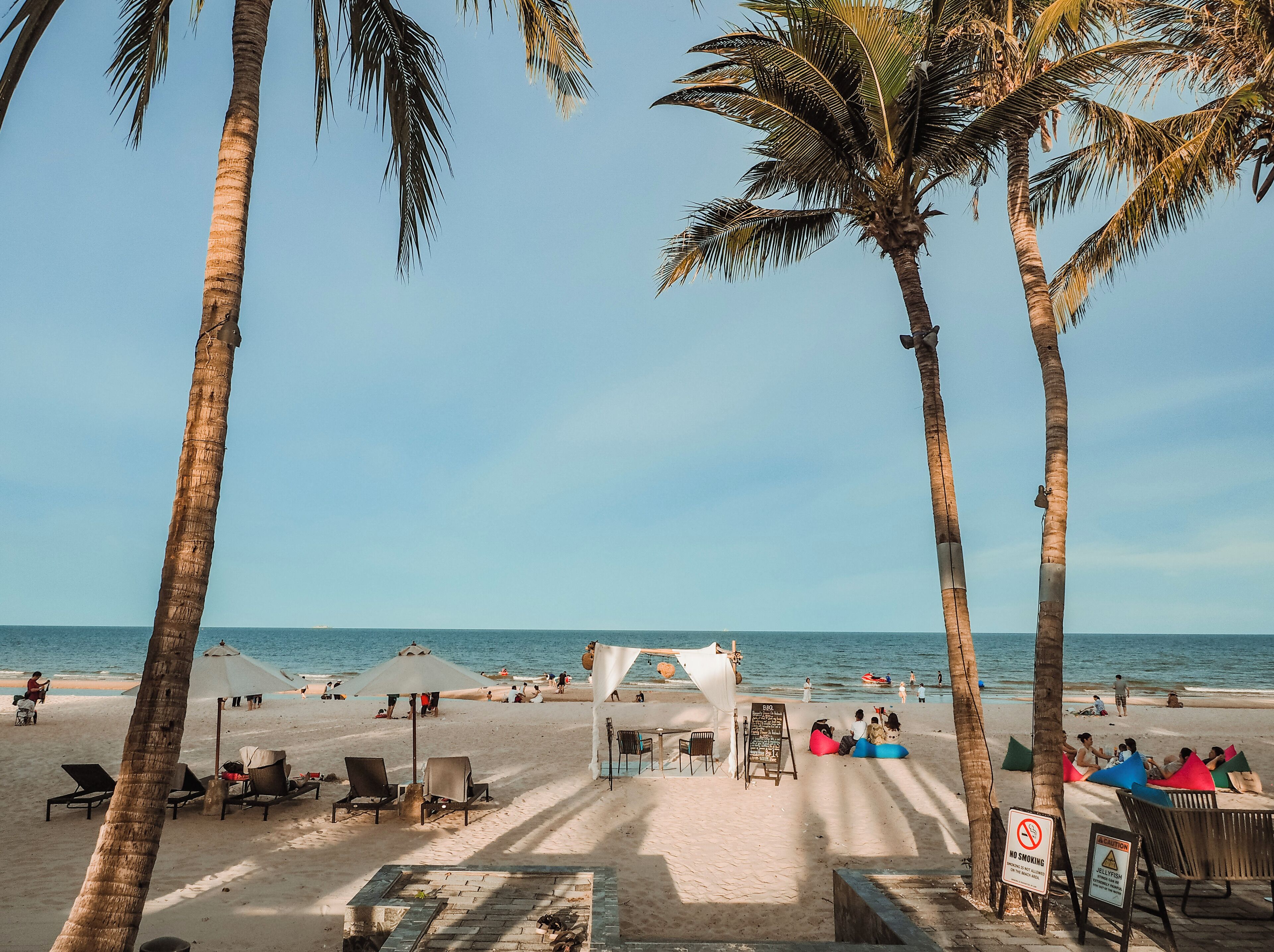 Na praia, areia branca, guarda-sóis, bar na praia 