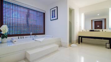 2 Bedroom Pool Villa | Casa de banho | Um bidé, sabão