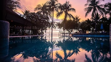 Piscina externa, guarda-sóis, espreguiçadeiras