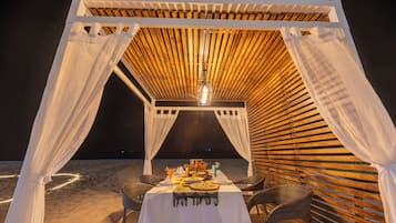 Serviço de café da manhã, almoço, jantar; vistas para a piscina