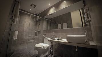 Um polibã, um chuveiro fixo, artigos de higiene pessoal grátis