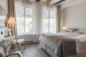 Quarto casal luxo, 1 cama King | Roupas de cama premium, camas com colchões pillow-top, cortinas blackout