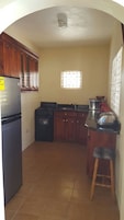 Apartamento Standard, 1 quarto, vista para a piscina, junto à piscina | Cozinha privada | Um frigorífico/congelador grande, um micro-ondas, um forno 