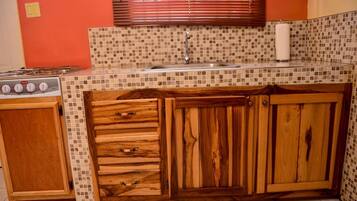 Apartamento Exclusivo, 1 cama queen-size, cozinha, vista para a montanha | Cozinha privada | Um frigorífico/congelador grande, um micro-ondas, um forno