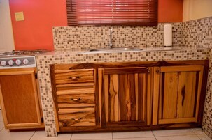 Apartamento Exclusivo, 1 cama queen-size, cozinha, vista para a montanha | Cozinha privada | Um frigorífico/congelador grande, um micro-ondas, um forno 
