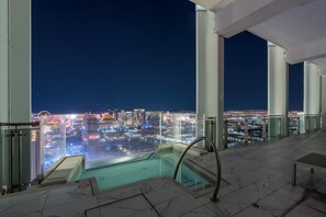 Playboy VIP Penthouse | Jacuzzi on Balcony! | Varanda