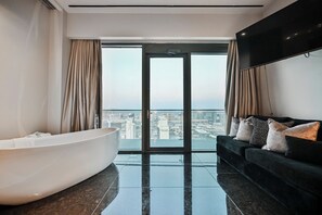 Luxurious Penthouse | Full Strip View | Hot Tub is Unavailable | Lençóis de algodão egípcio, roupa de alta qualidade, edredões de penas 