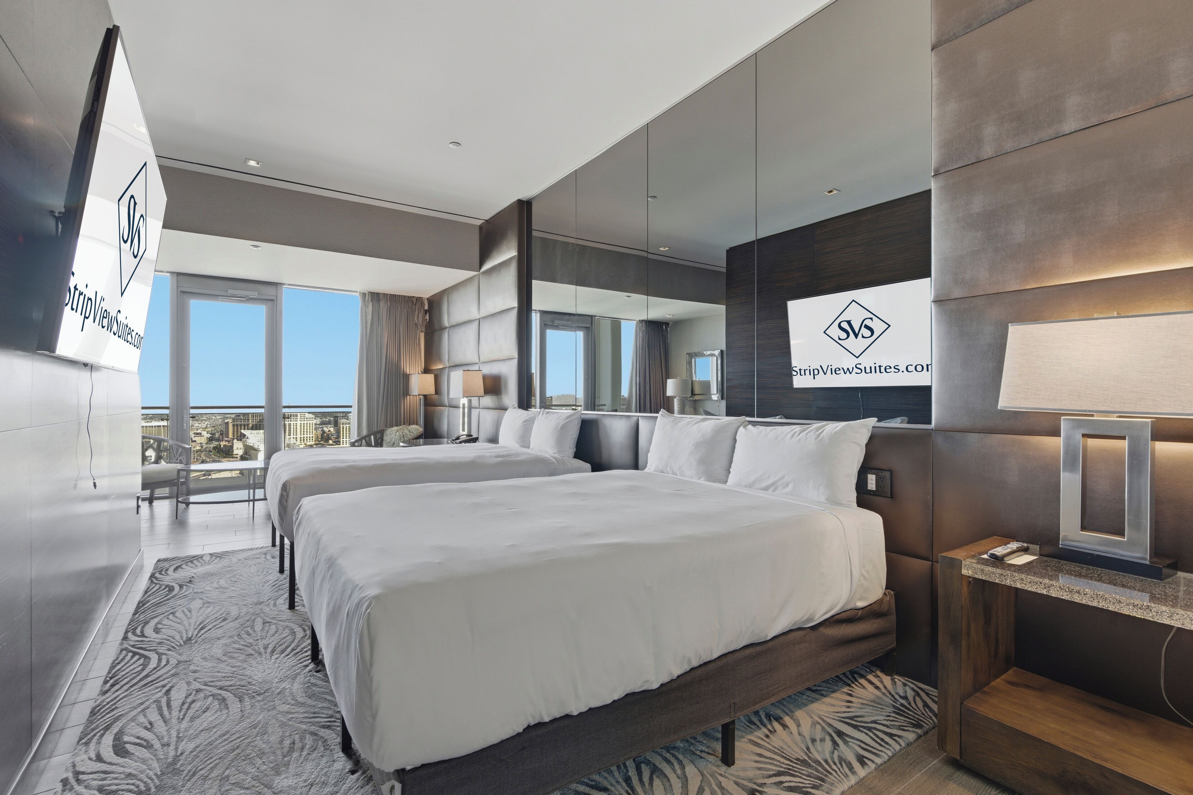 Playboy VIP Penthouse | Jacuzzi on Balcony! | Lençóis de algodão egípcio, roupa de alta qualidade, edredões de penas 