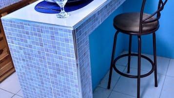 Apartamento exclusivo, 1 quarto, cozinha, vista para a montanha | Opções para refeição no quarto