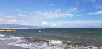 Na praia, praia de areia branca