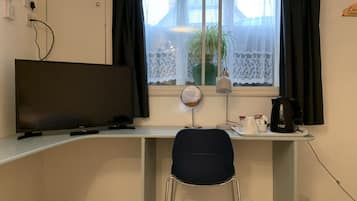 Quarto Individual, casa de banho partilhada (Bath and Shower) | 1 quarto