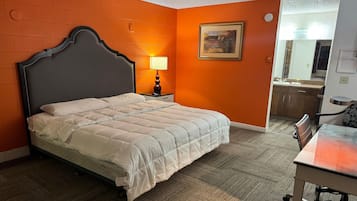 Quarto, 1 cama king-size, não fumadores | 1 quarto, roupa de alta qualidade, secretária, ferro/tábua de engomar