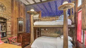 Quarto, casa de banho privativa | Com decoração personalizada, com mobília individualizada, secretária
