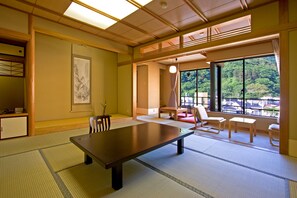 Quarto (Run of House) | Cofres nos quartos, escrivaninha, Wi-Fi de cortesia