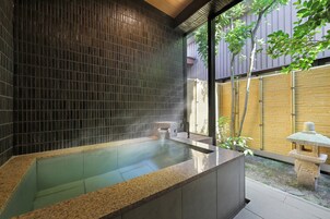 Quarto tradicional, em edifício anexo (Japanese Style, KANSUISOU) | Banheiro | Banheira e chuveiro separados, produtos de toalete grátis