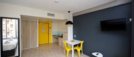 Um apartamento moderno com cozinha, sala de jantar e área de estar.