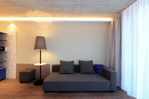 Quarto Duplo Superior | Roupa hipoalergénica, minibar, cofre no quarto, secretária 