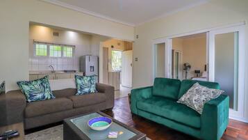 Apartamento (1 Bedroom) | Sala de estar | TV de ecrã plano, leitor de DVD