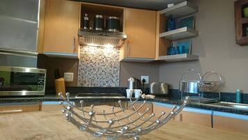 Apartamento conforto | Cozinha privada | Geladeira, fogão, torradeira, mesas de jantar