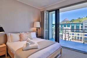 Apartamento Deluxe, 2 quartos (Rockwell 613) | Secretária adequada para computadores portáteis, ferro/tábua de engomar