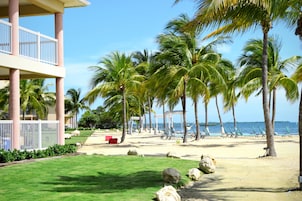 Na praia, barracas de praia de cortesia, espreguiçadeiras 