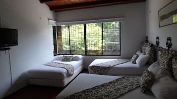 Quarto Triplo | Minibar, ferro/tábua de engomar, Wi-fi grátis, roupa de cama fornecida