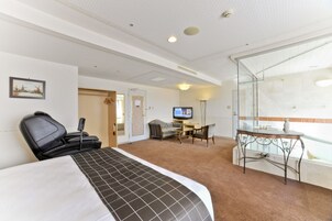 Cortinas blackout, Wi-Fi de cortesia, roupa de cama