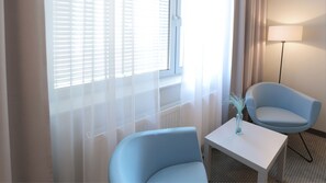 Quarto casal luxo | Roupas de cama premium, cofres nos quartos, escrivaninha