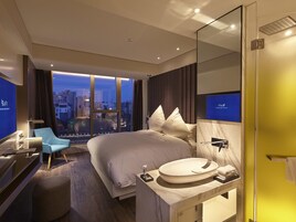 Quarto superior, 1 cama King | Escrivaninha, berços (sobretaxa), Wi-Fi de cortesia, despertadores