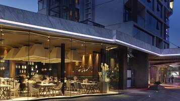 Pequenos-almoços e jantares servidos, incluindo cozinha regional