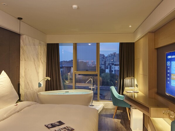 Quarto luxo, 1 cama King | 1 quarto, escrivaninha, berços (sobretaxa), Wi-Fi de cortesia